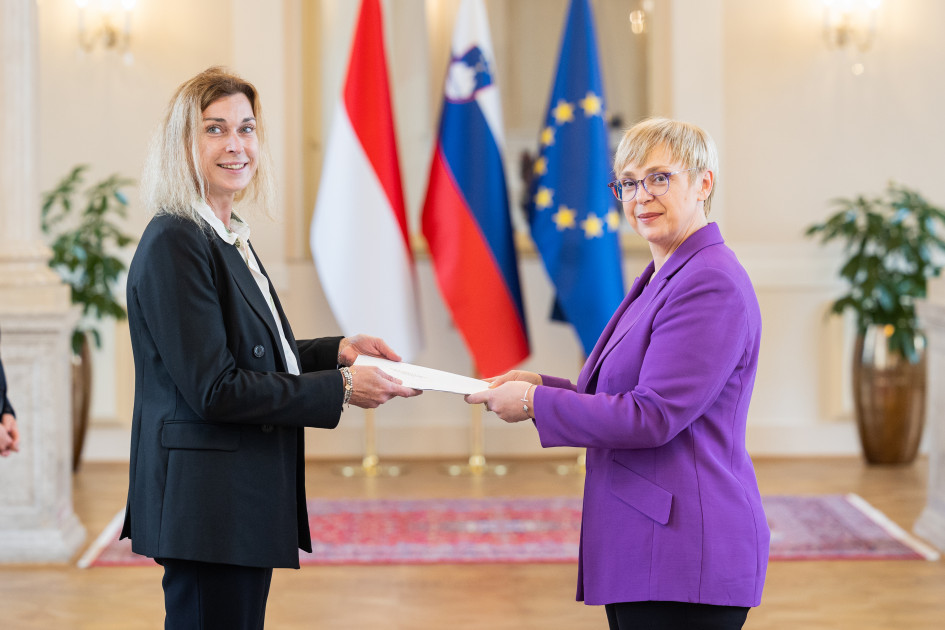 Predaja poverilnih pisem predsednici republike tokrat prvič po ...