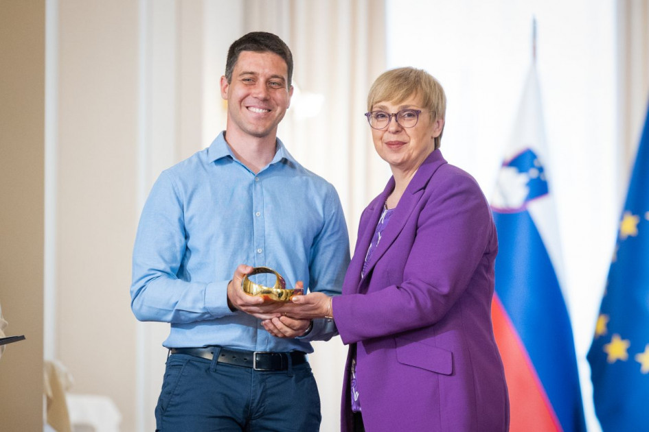 Golden Bee Award presented to Dr Slobodan Davidović from Serbia ...